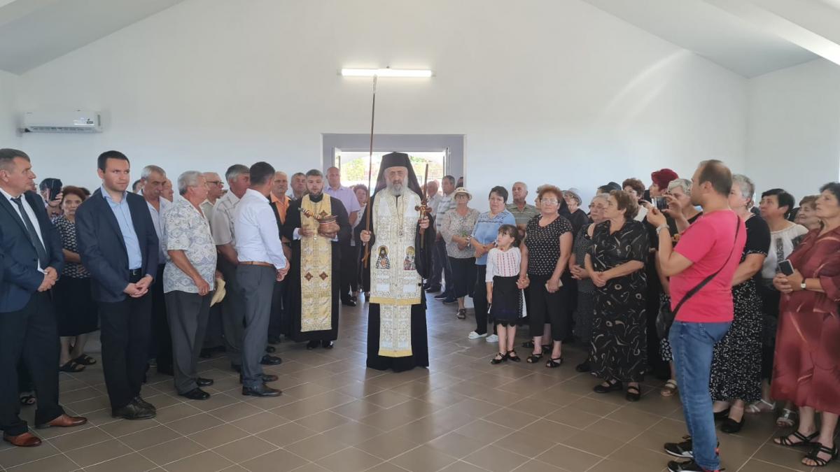 Slujba de binecuvântare a noii capele mortuare din localitatea Mihalț ...