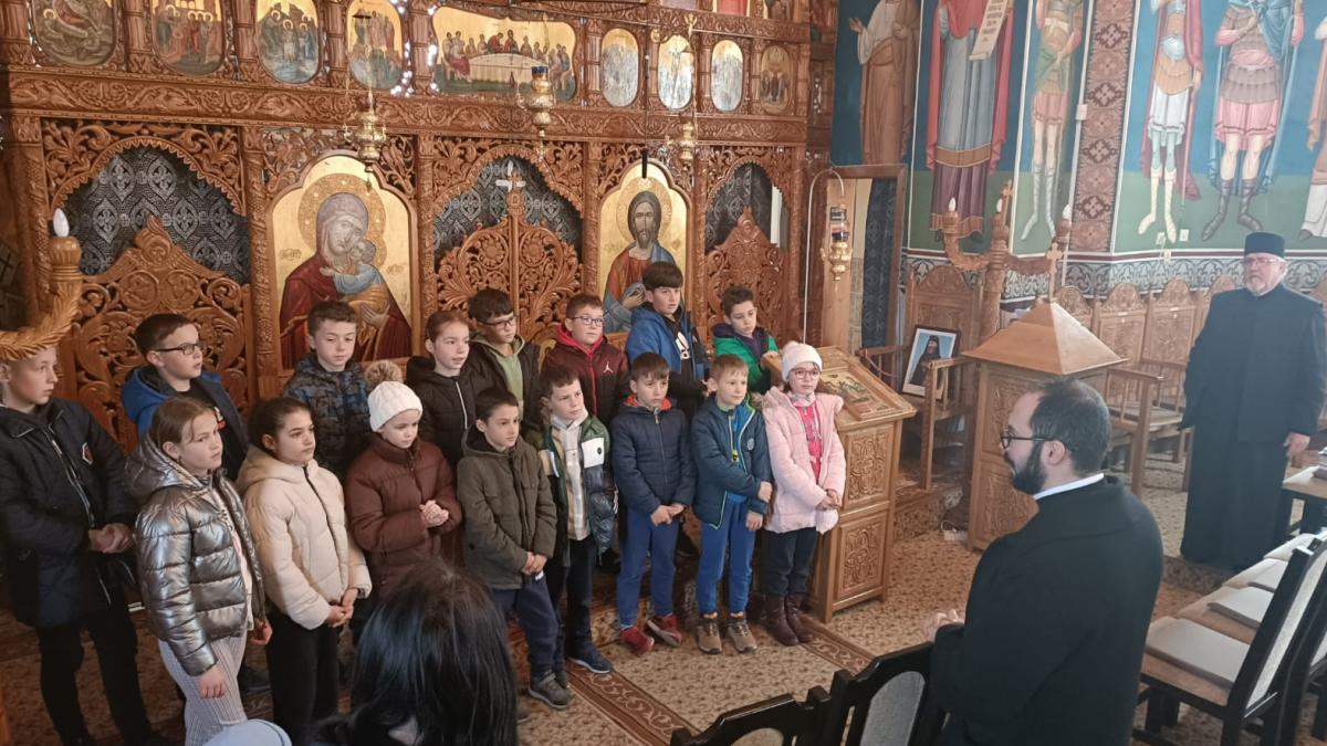 Activități ale elevilor în „Săptămâna verde”, la biserica „Adormirea ...