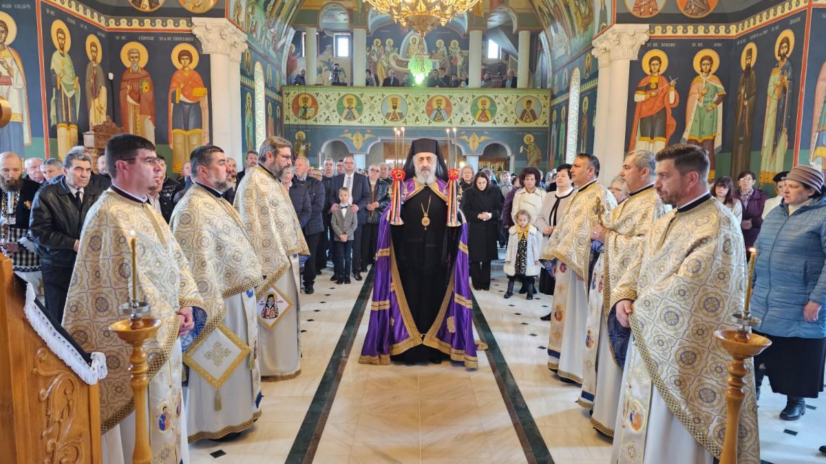 În Duminica a cincea din Postul Sfintelor Paști, Arhipăstorul nostru a liturghisit în parohia ...