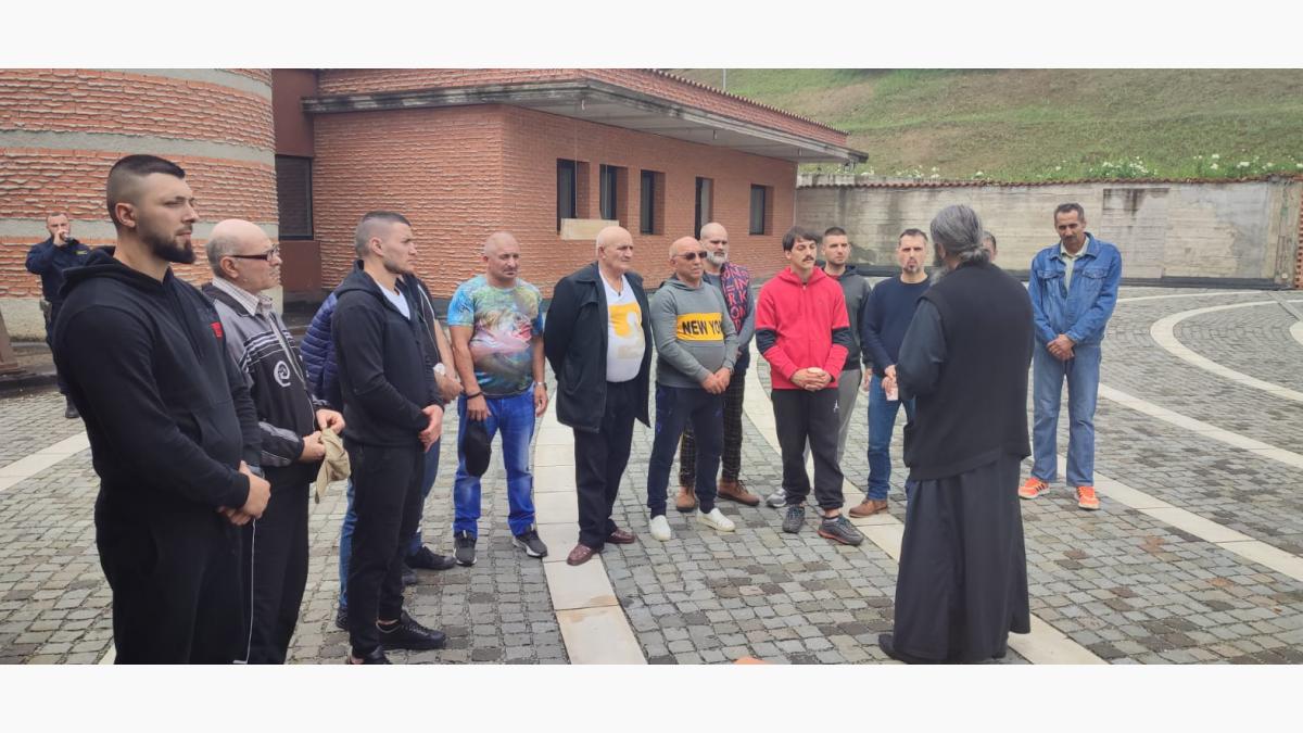 14 deținuți din cadrul Penitenciarului Aiud, în vizită la Mănăstirea ...