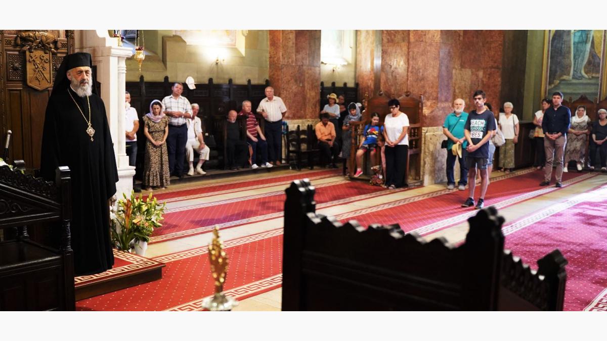 La începutul Postului Adormirii Maicii Domnului, Ierarhul nostru a fost prezent în mijlocul ...