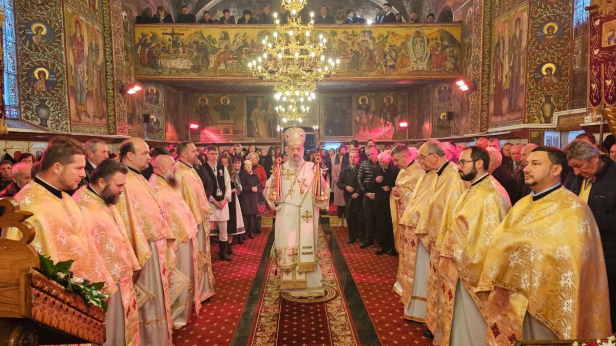 Părintele Arhiepiscop Irineu a liturghisit la biserica „Sfântul Ierarh ...