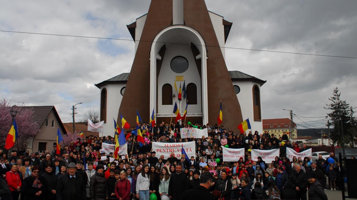 La Aiud, Marșul pentru Viață a reunit peste 500 de persoane | Reîntregirea
