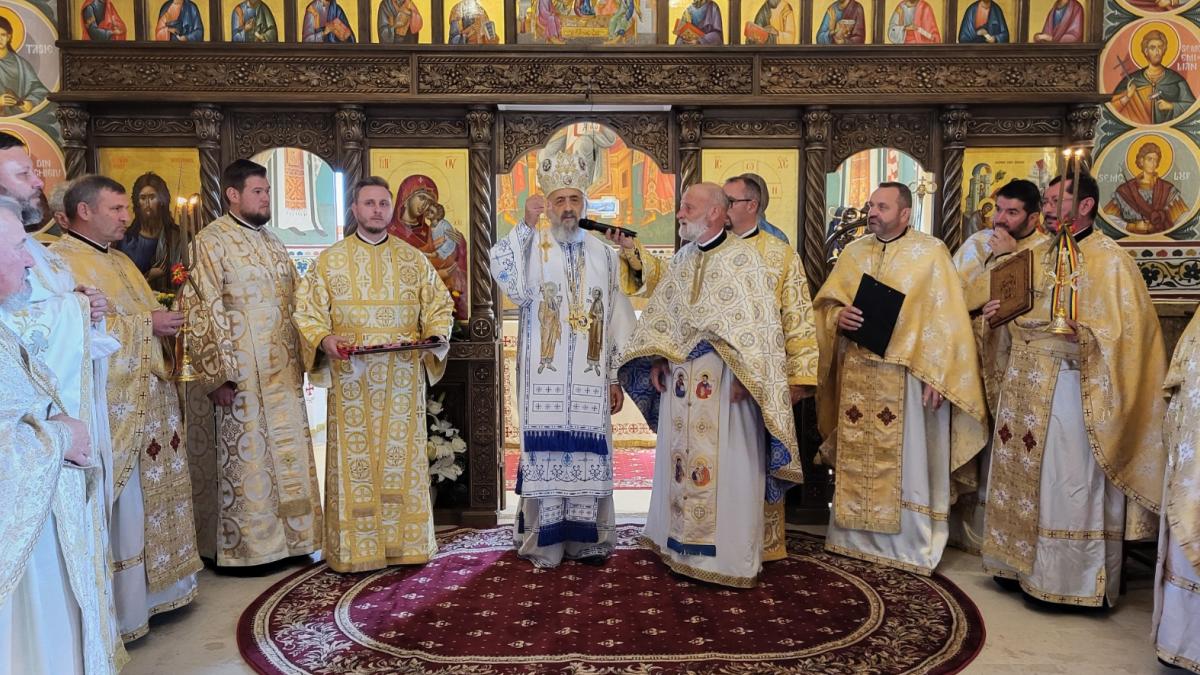 Târnosirea bisericii „Nașterea Maicii Domnului” din parohia Ocna Mureș ...