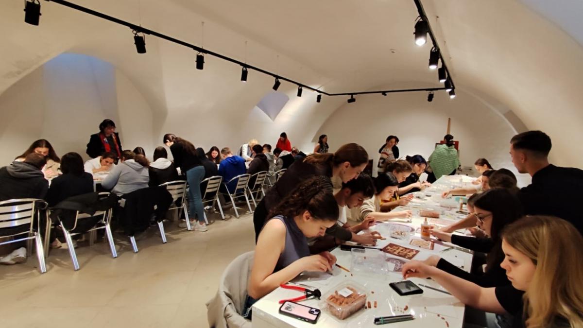 „Mâini tinere, tradiții vechi”: mozaic și creativitate în inima Cetății ...