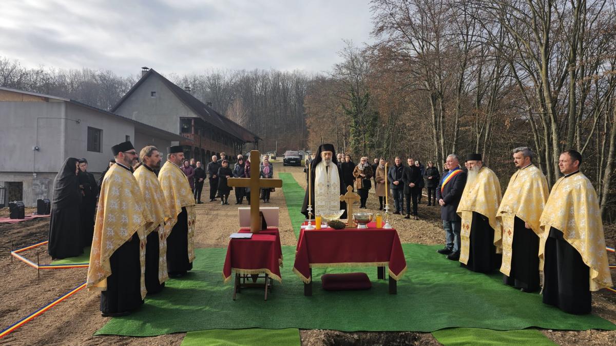 Slujba punerii pietrei de temelie a noii biserici de la Mănăstirea ...